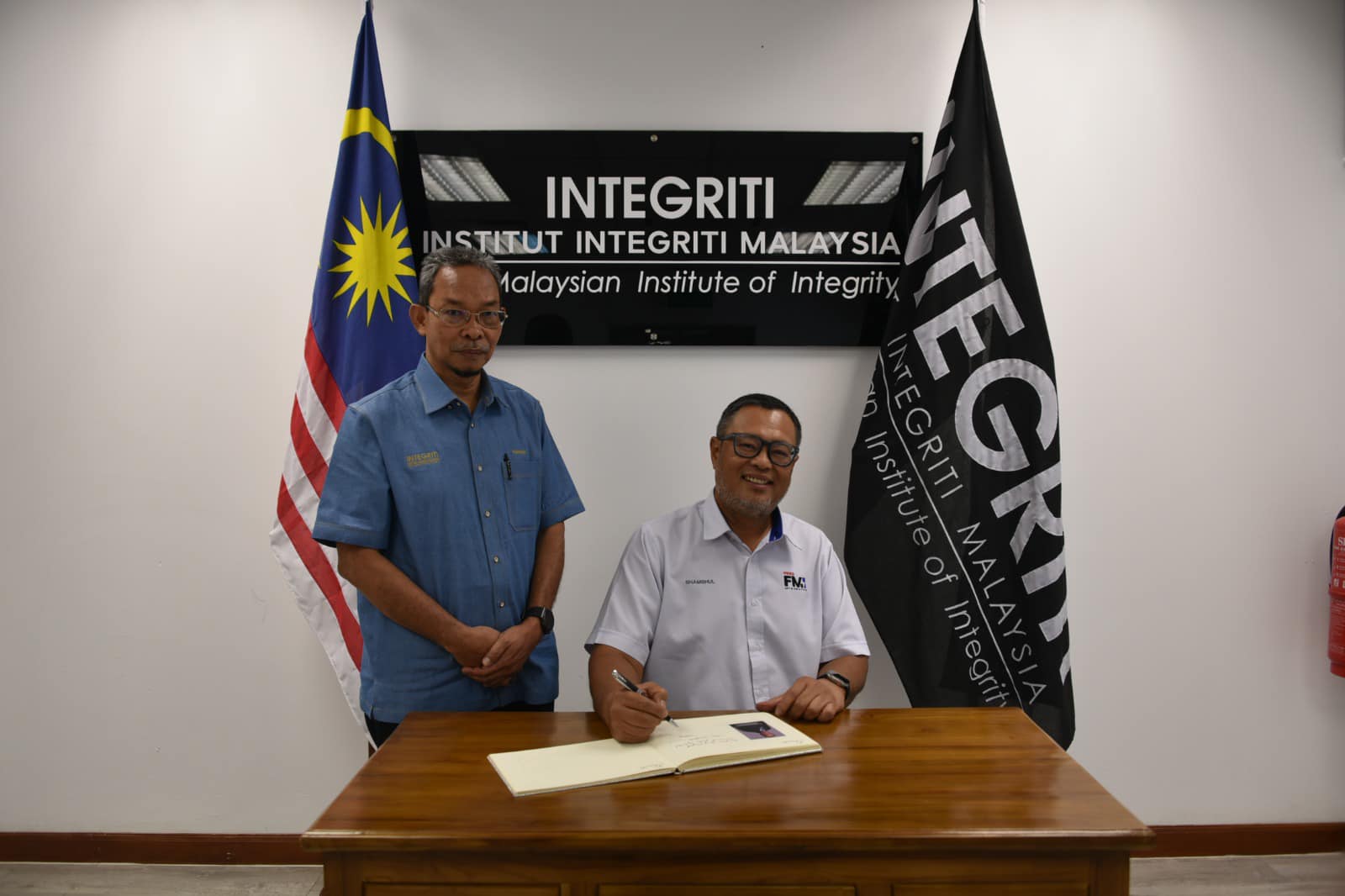 Kunjungan hormat daripada PKNS FM Integrated Sdn. Bhd. - Institut Integriti Malaysia
